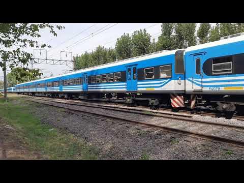 Trenes Argentinos. Toshiba se cruza con un CSR en medio de un caos vehicular ...!! - YouTube