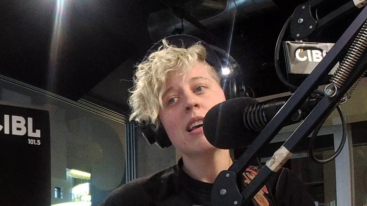 Le Retour | Samuele nous interprète sa chanson "La Sortie" - YouTube