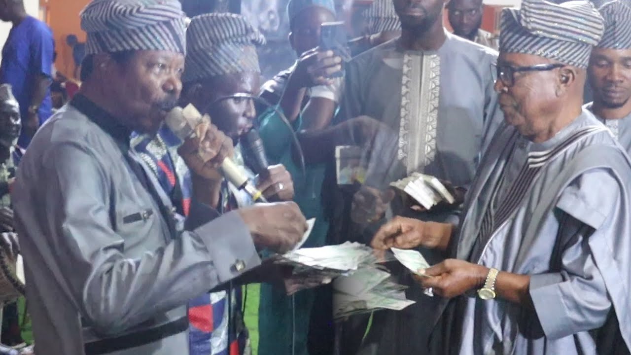 FUJI LEGEND KOLLINTON AYINLA SHOCK KING SUNNY ADE WITH MONEY ON HIS ...