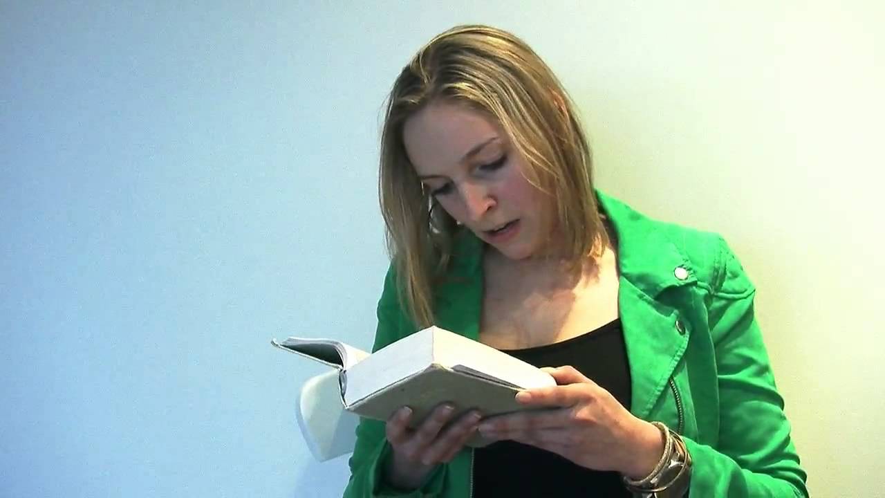 Naomi leest uit de Bijbel | Hendrik-Ido-Ambacht - YouTube