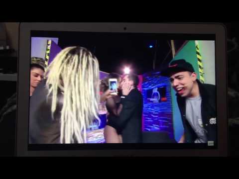 Dudu Camargo beija Panicat de língua na Live do YouTube.