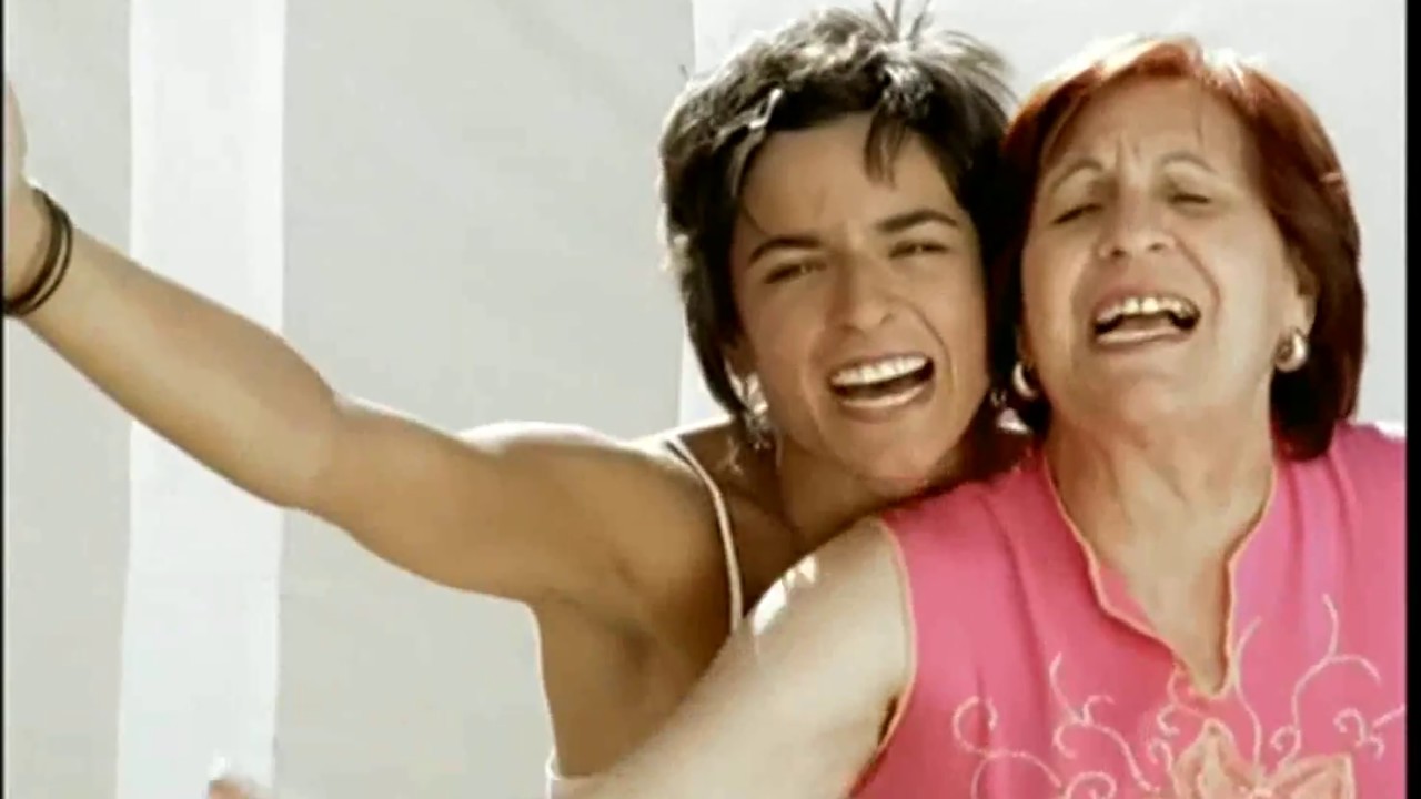 Bebe Ella Videoclip Oficial - YouTube