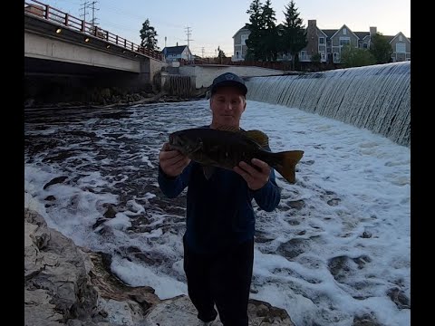 Milwaukee River Smallmouth Bass Fishing - YouTube
