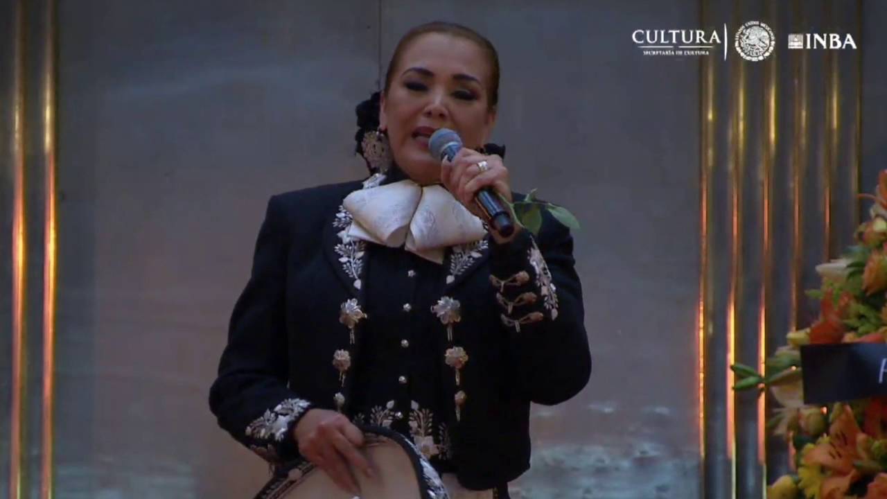 Aida Cuevas Homenaje a Juan Gabriel en Bellas Artes - YouTube