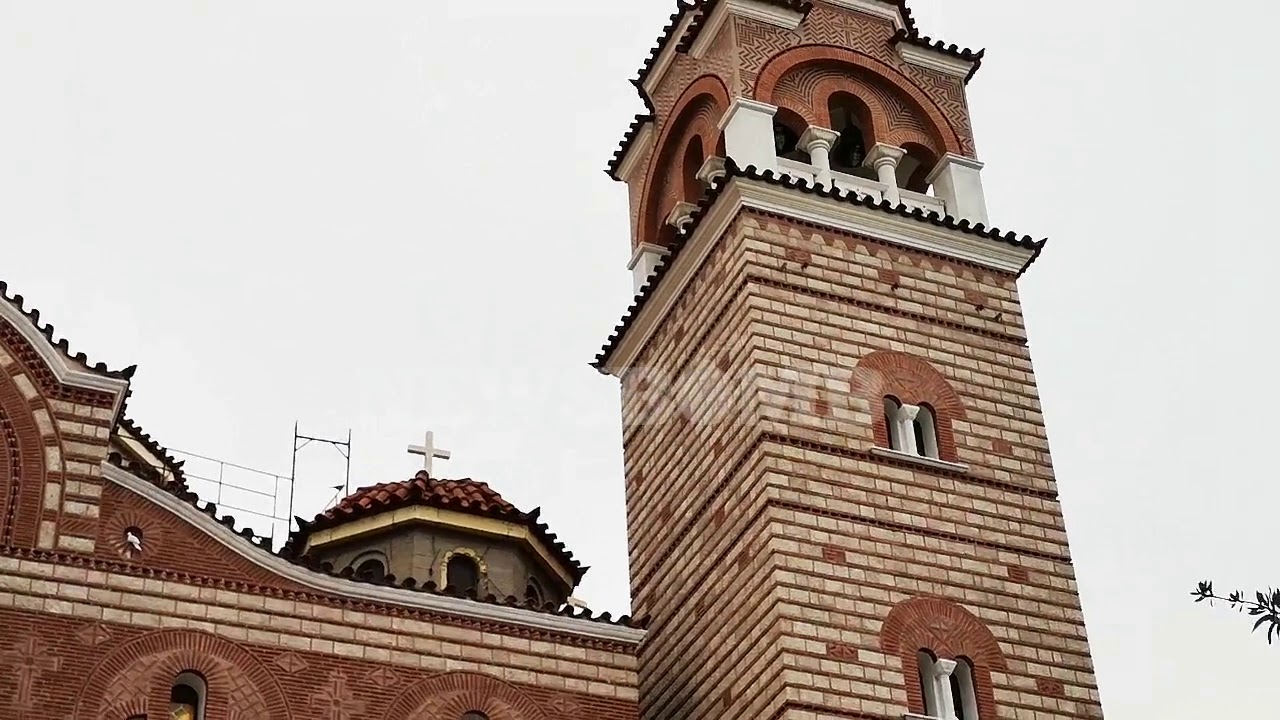 Θεοφάνεια: Πιστοί έξω από την εκκλησία του Αγίου Δημητρίου - YouTube