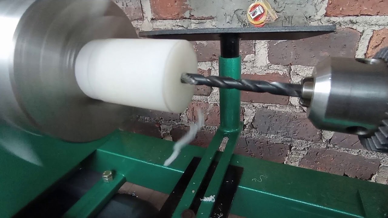 Mesin bubut kayu menggunakan kepala dan center bubut besi - YouTube