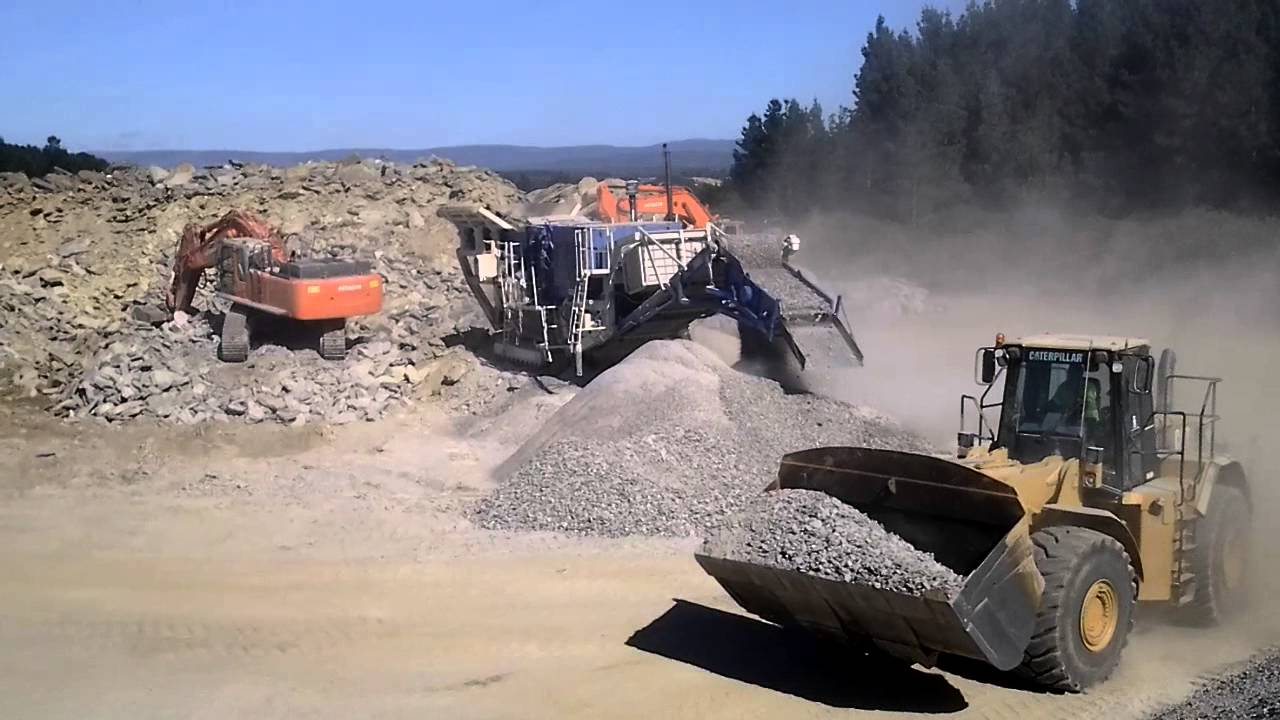 Equipo de trituración Hitachi 460 + Kleemann Reiner 152 + CAT 980 ...