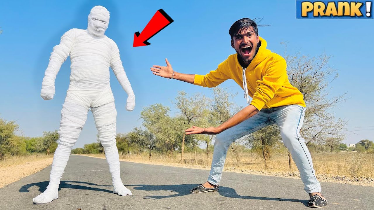 Dead Mummy Walking In Public Prank 🤣 - डेड मम्मी ने मार्केट में तहलका ...
