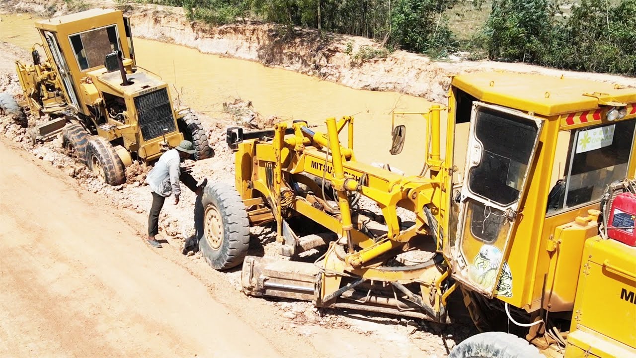 Power of Motor Grader, Motor grader stuck pulling by Motor grader - YouTube