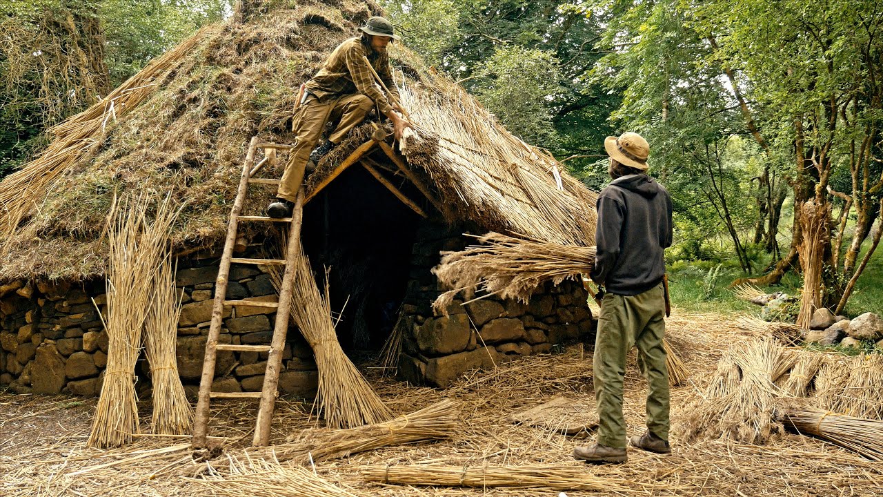 Iron Age Roundhouse Thatching: How roofs were made from Reeds & Hazel ...