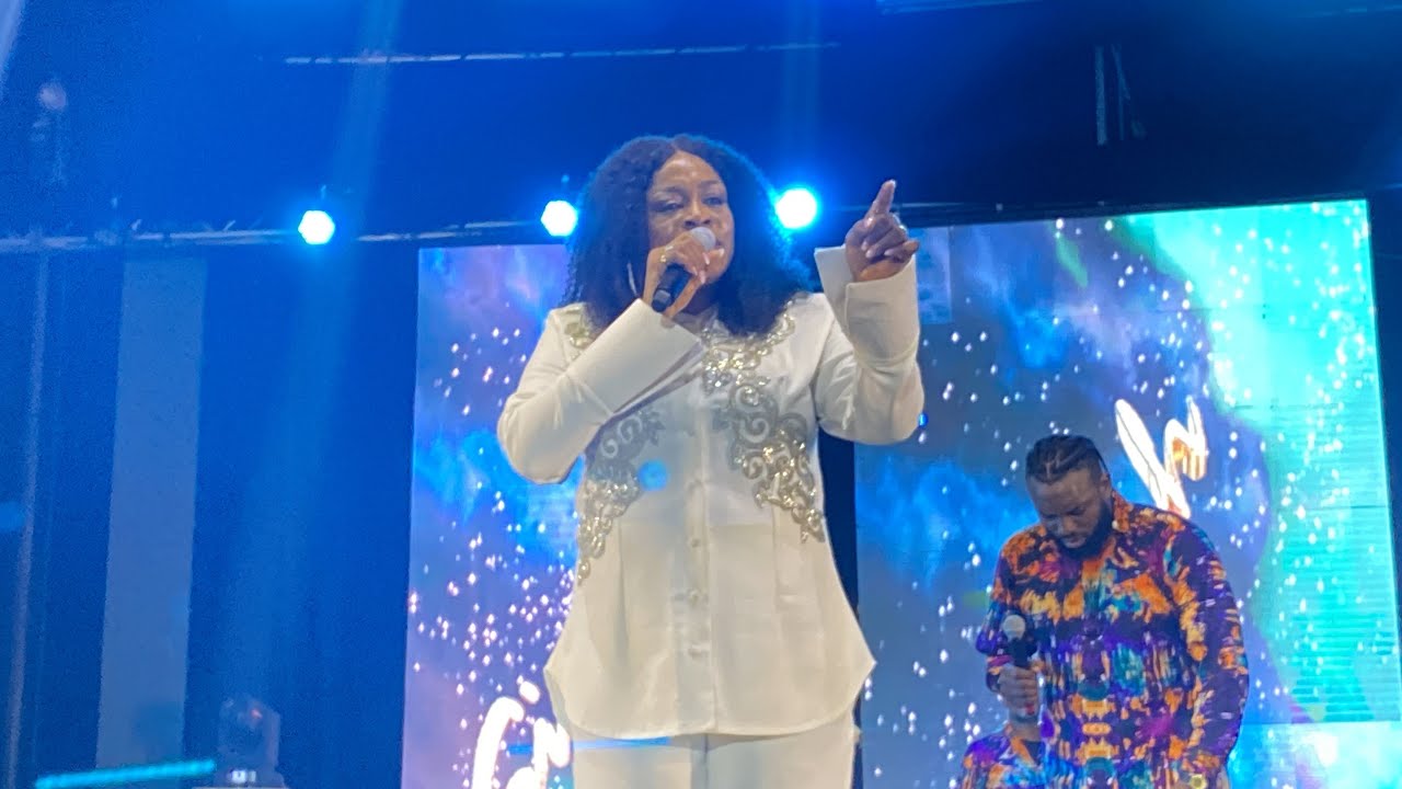 Minister Sinach performs Way Maker on stage People go Crazy about God ...