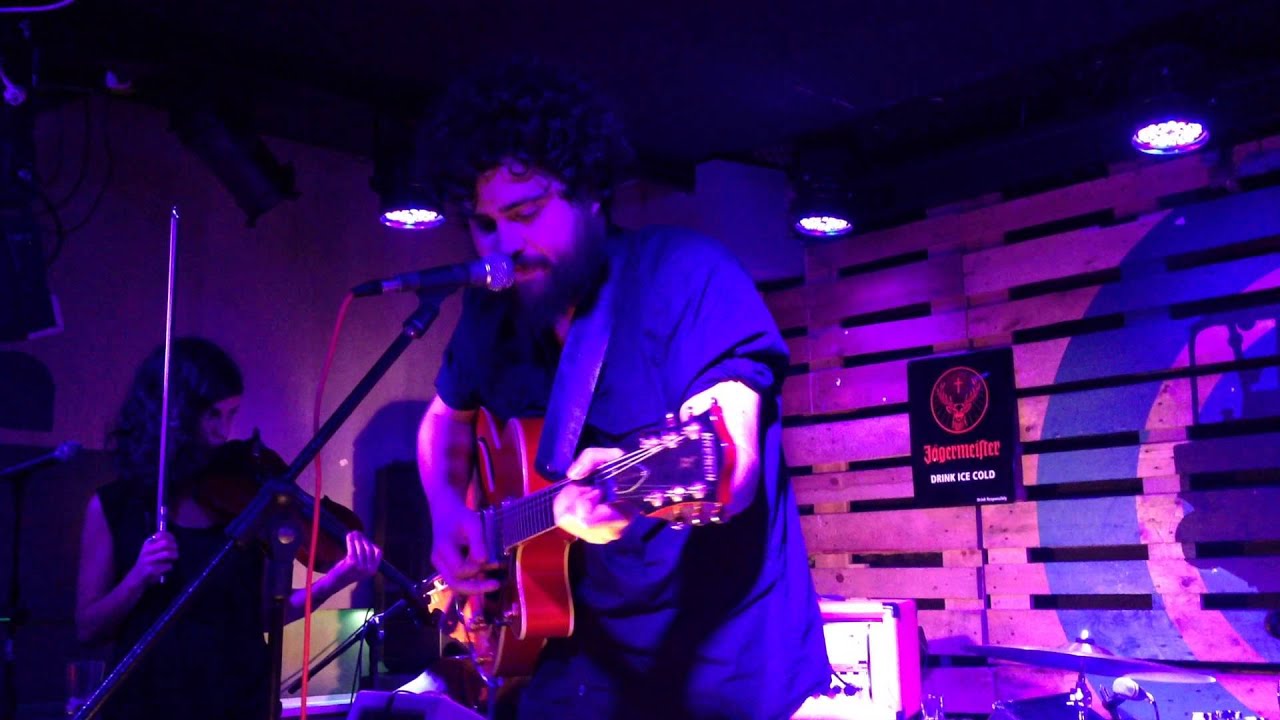 Manos de topo - Es feo. La fabrica de chocolate, Vigo. - YouTube