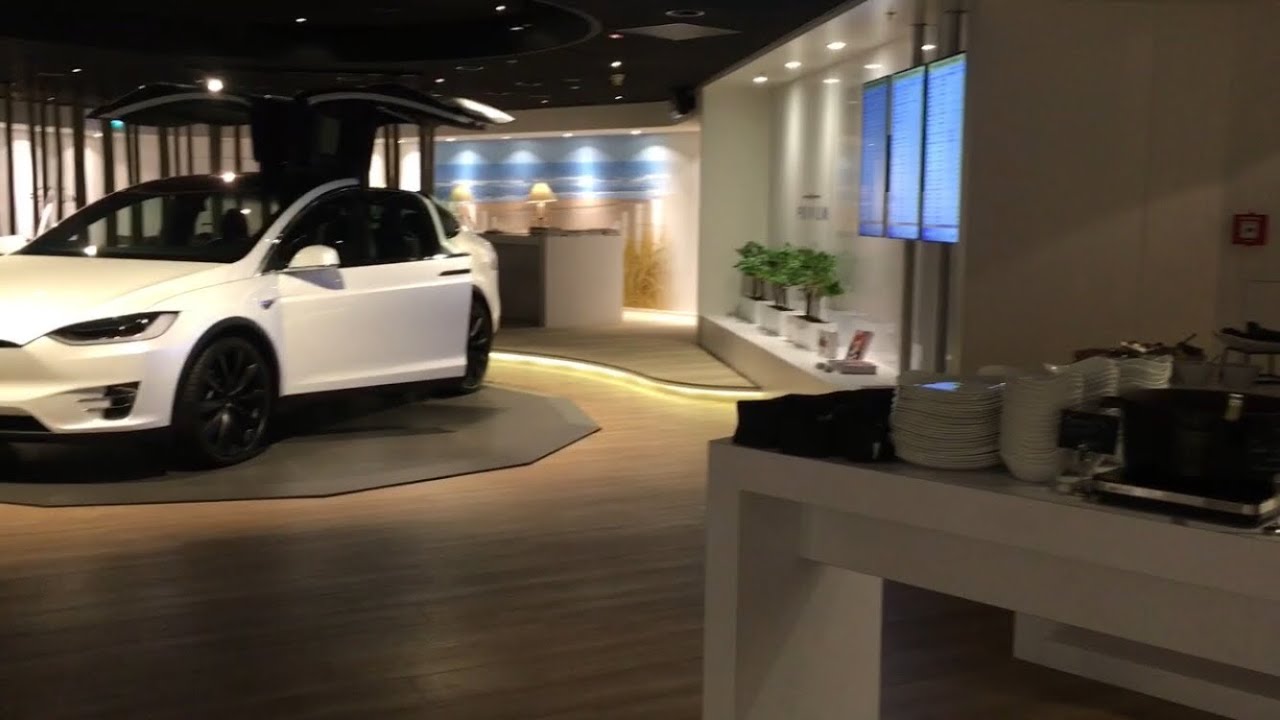 Privium Plus Lounge Amsterdam Schiphol with Tesla on display - YouTube