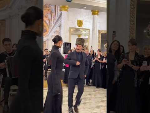 Dans hocası ve öğrencisinden düğünde muhteşem performans