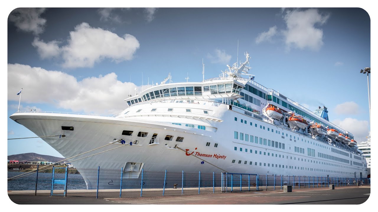 Kreuzfahrtschiff Thomson Majesty Auslauf aus Lanzarote und AIDAstella ...