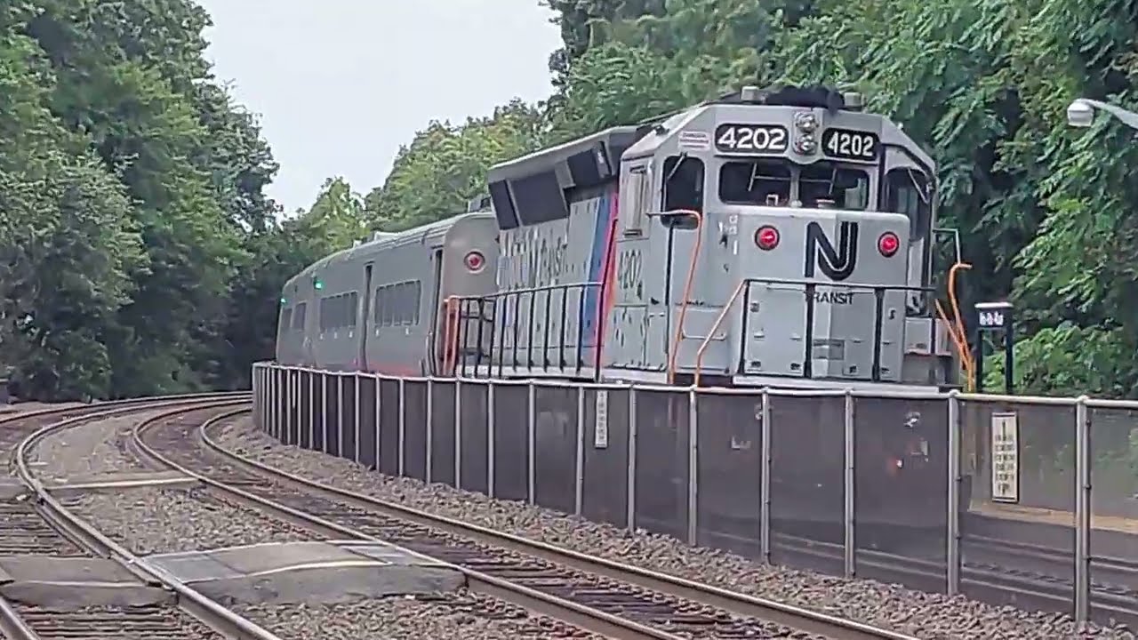 NJ Transit #4202 returns en route to Hoboken - YouTube