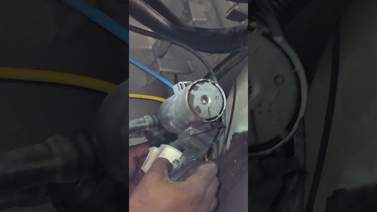 Replacing a purge valve on a 08 Range Rover HSE..[P0441 code] - YouTube