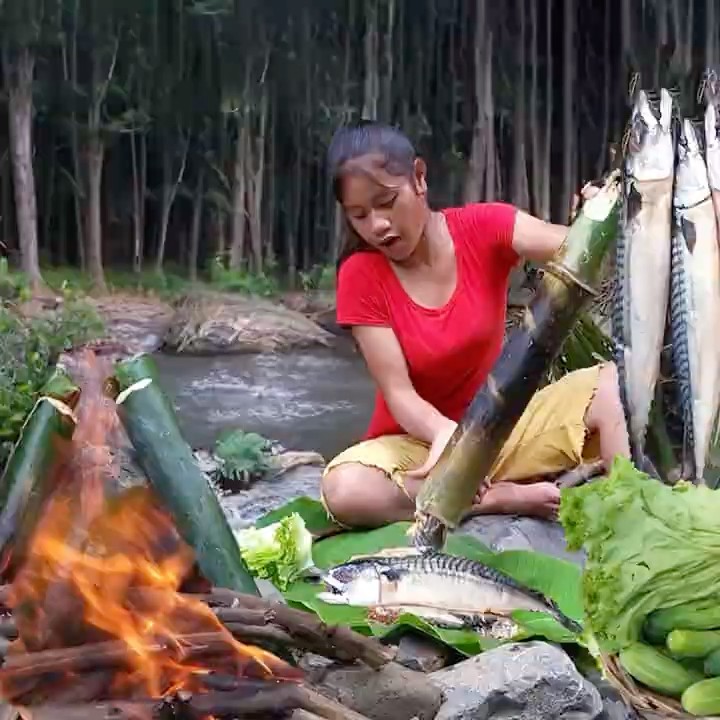 Grill sea fish in bamboo yummy #short - YouTube