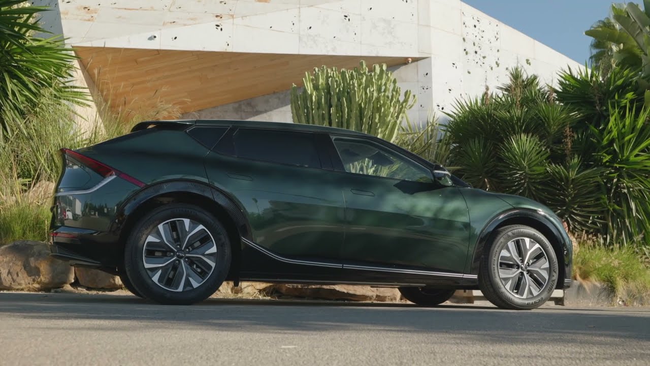 The new Kia EV6 Exterior Design in Deep Forest - YouTube