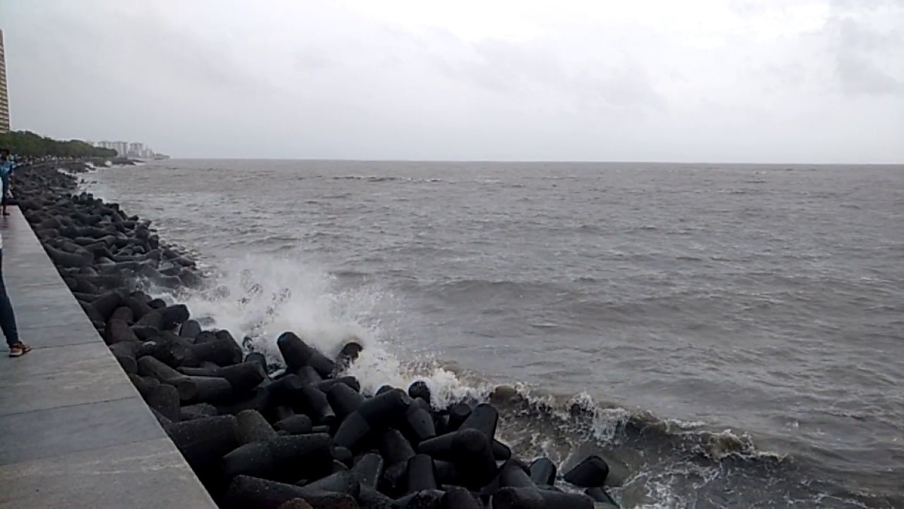 RAINY MUMBAI MARINE DRIVE (Part 2/3) : Crashing Waves| Furious Arabian ...