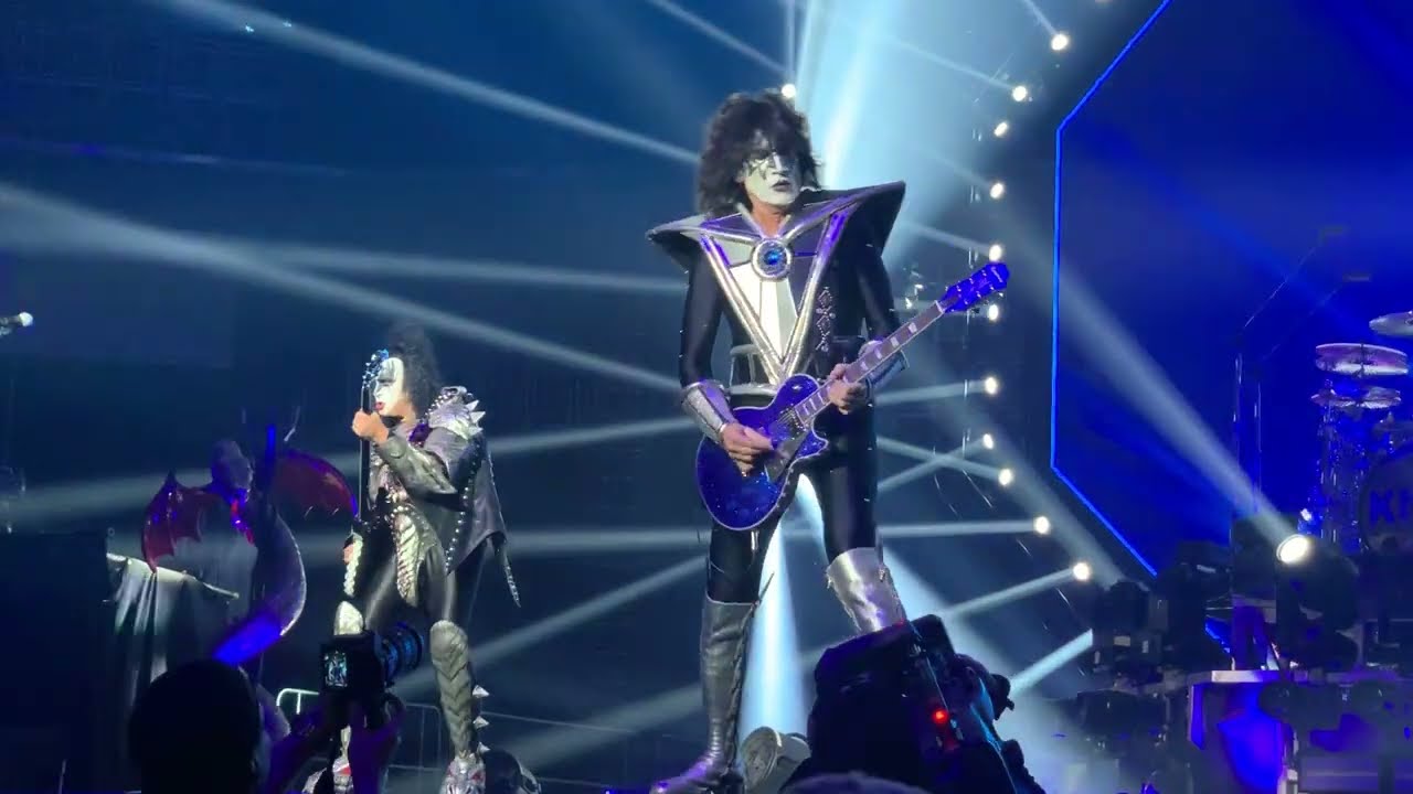 Kiss - Love Gun live @INTRUST Bank Arena - YouTube