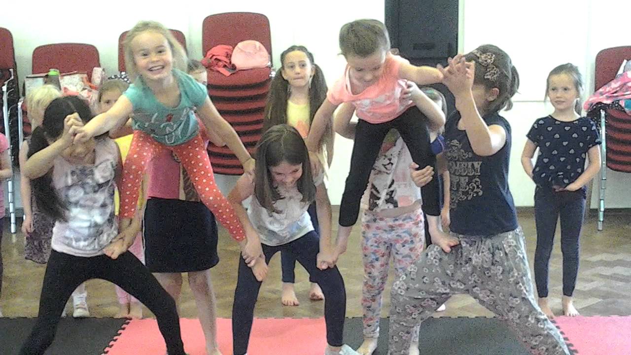 Cheerleading dance thigh stand lift - YouTube