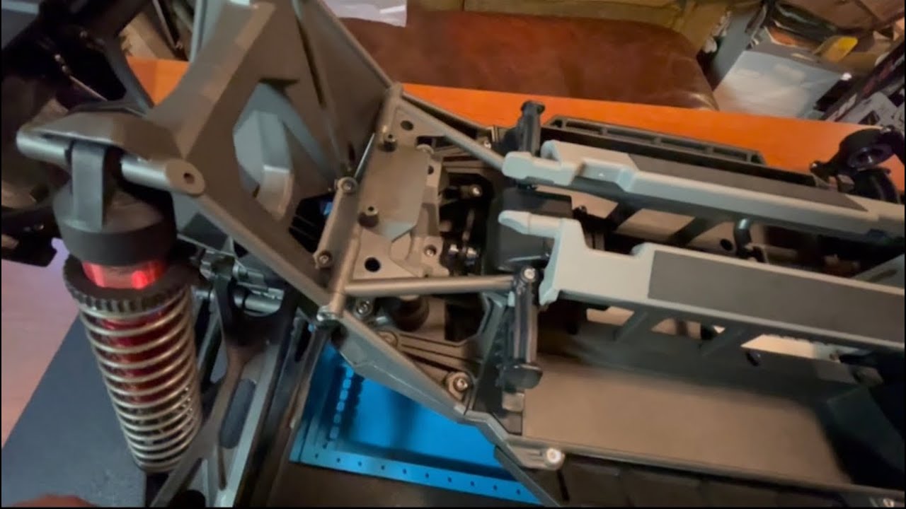 Traxxas Xmaxx Build Part VI - YouTube