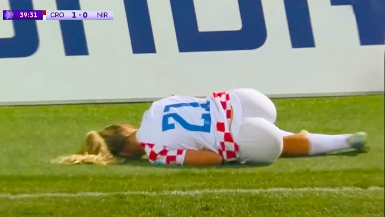 60 Funniest Moments in Women’s Football - YouTube