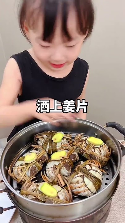 嘟嘟親手為姊姊做大閘蟹！ 爸爸剝好螃蟹幼崽一把搶過送給姊姊！ 這姐妹情太好了！ 嘟嘟小可耐萌娃日常二胎生活嘟嘟的卑微生活 萌娃搞笑視頻 二胎 爸爸帶娃shorts Youtube