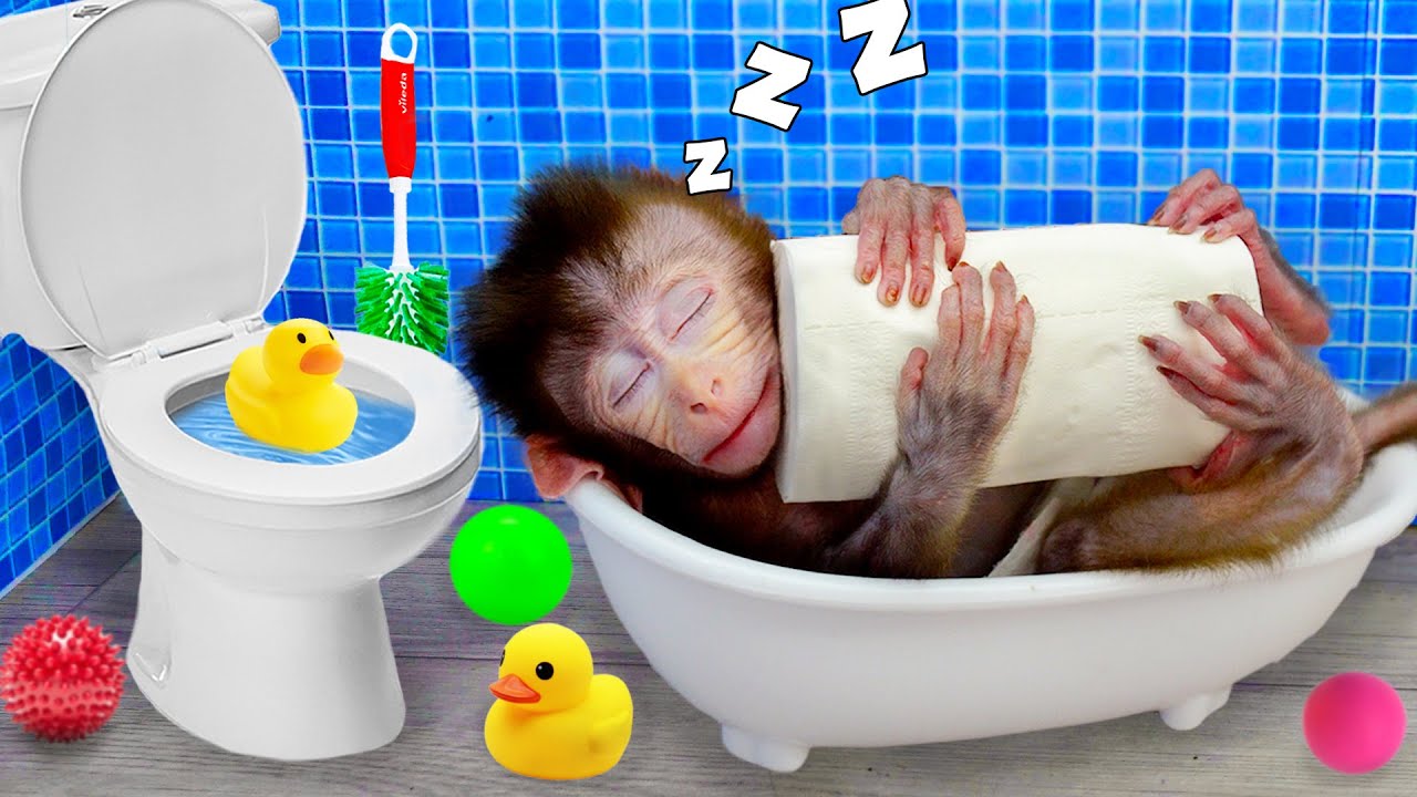 🔴Animals Home Monkey baby Bi Bon takes a bath and eats coconut milk ice ...