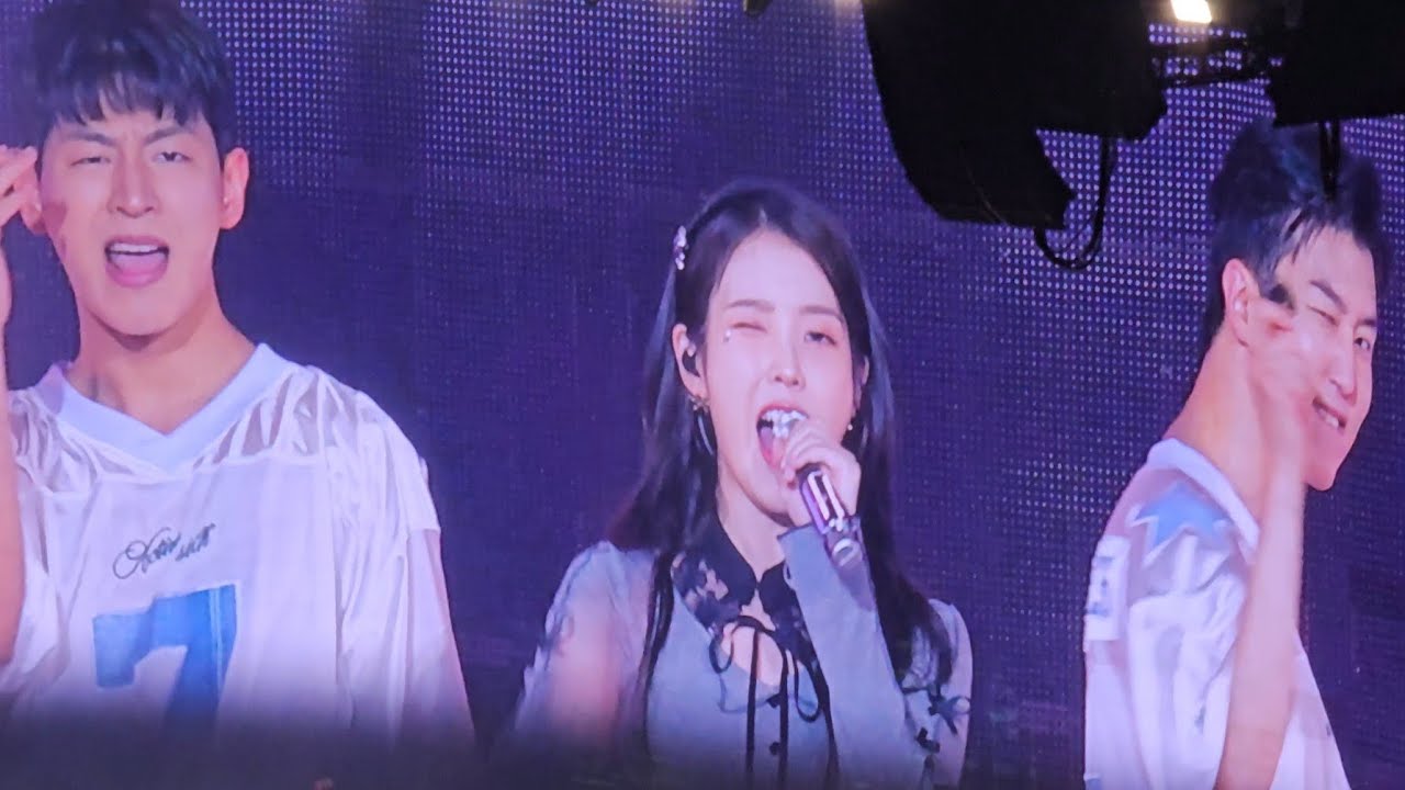 IU(아이유) - Coin | LIVE @ Philippine Arena | 4K FanCam - YouTube
