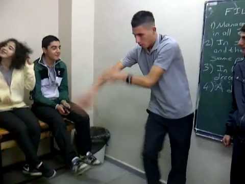 Liseli Genç Sınıfta Dans Ediyor...!!!