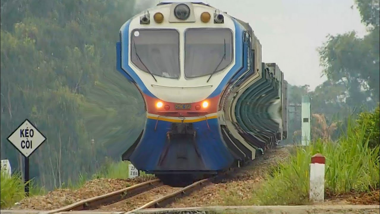 Train looks like a Superman Funny train Cute train - KÌ LẠ TÀU HỎA ...