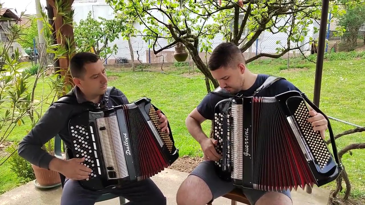 Zoran i Aleksandar Peric - Kolo za Vaskrs - YouTube