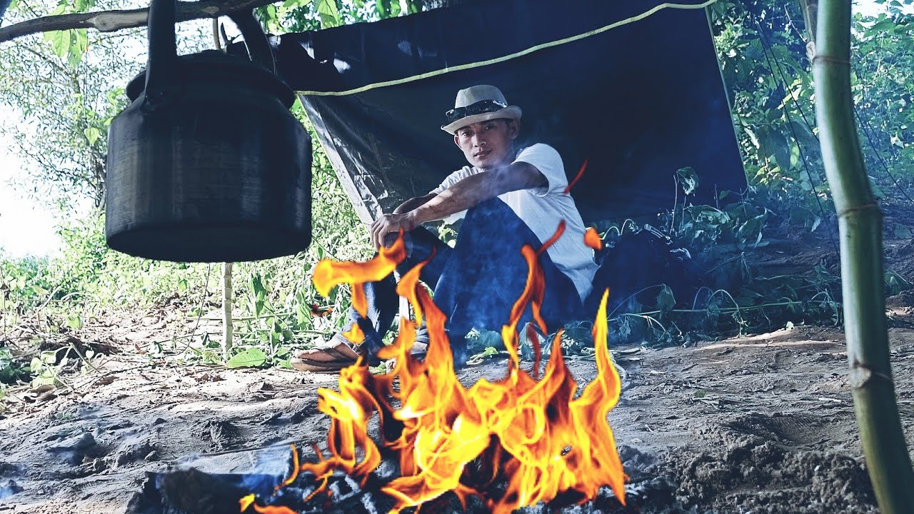 The weather is 🥵 then find a place to relax and cooking under the tree ...