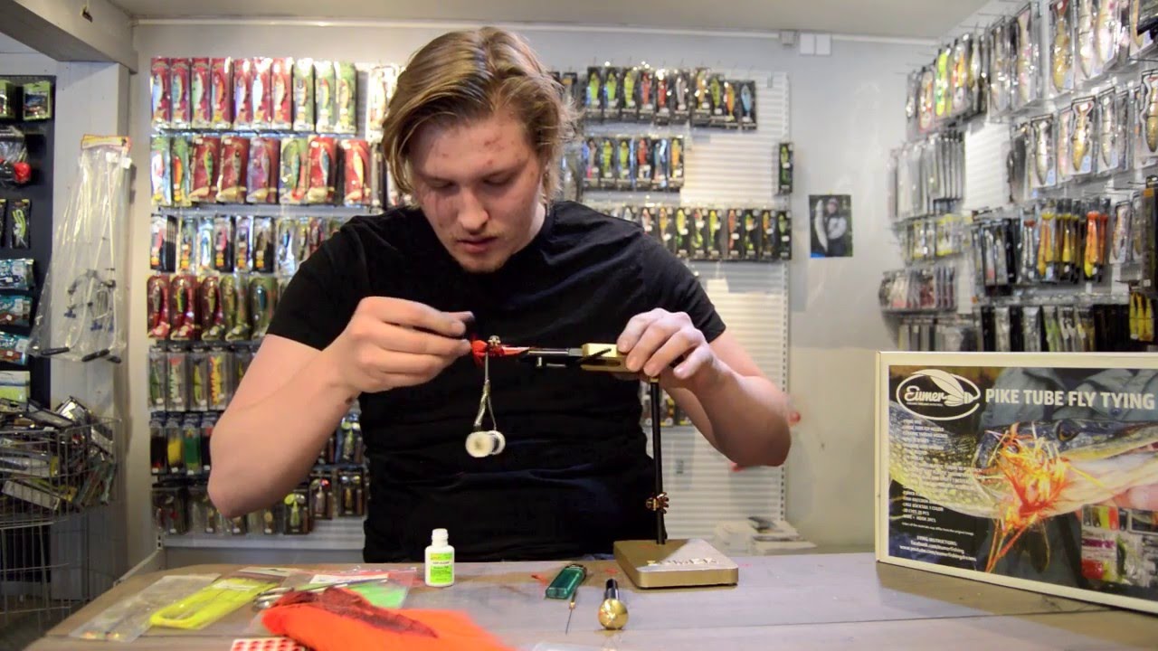 How to tie pike fly onto the Eumer plastic tubing with large tinsel and ...