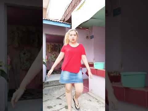 sebelum mandi sore tante bleching badan dulu...semok  berisi body tante dan pahanya putih mulus