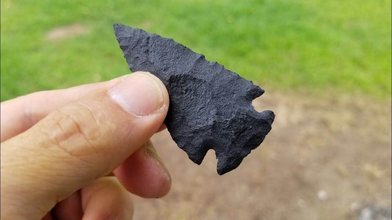 1226 - Part 1/2 - Natural Flintknapping - Basalt San Pedro Point - YouTube