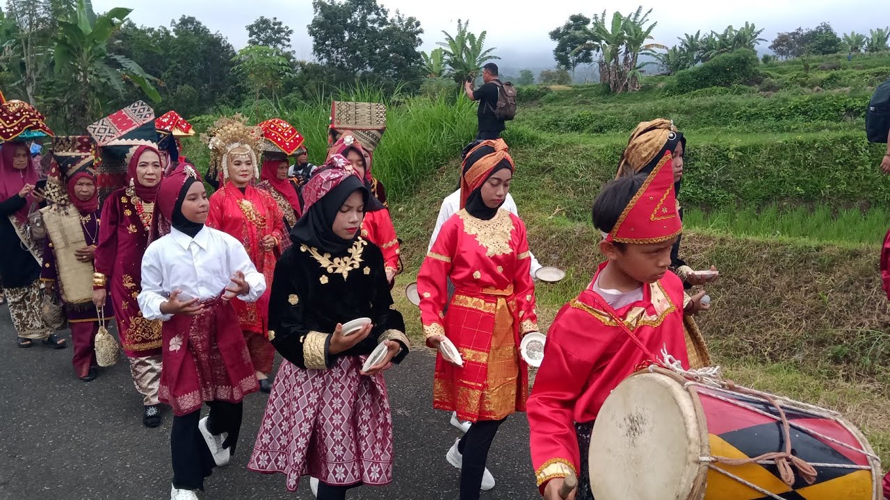 Pawai Festival Baluluak Bajarami Nagari Kumango 2023 - YouTube