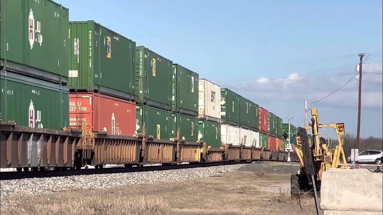 UP #5283 leads WB Z-Train thru Millsap, TX - YouTube
