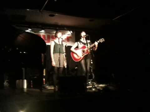 Julie Maria og Therese Aune: Kom - YouTube