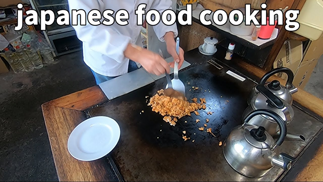 Cooking fried rice at a retro Japanese restaurant 昭和レトロ食堂のチキンライス - YouTube