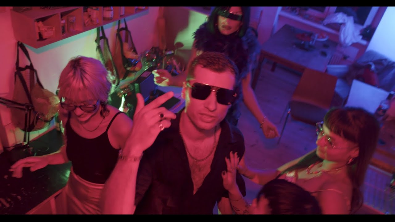 Luigi Bass - Homeparty feat. Ivo der Bandit (Official Video) - YouTube