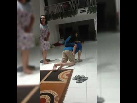 Belle belajar main gitar kecil bareng mami metha ,main kuda kudaan ama ...