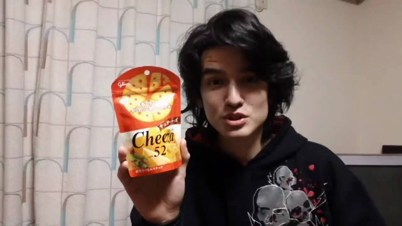 Cheeza!! (Japanese Cheese Crackers) - YouTube