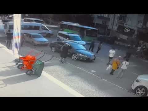 Darıca'da karşıya geçmeye çalışan kadına araba çarptı