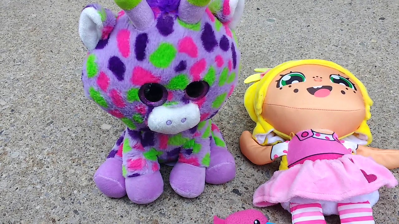 Jessie and friends see the Food Parade Magical Event - YouTube