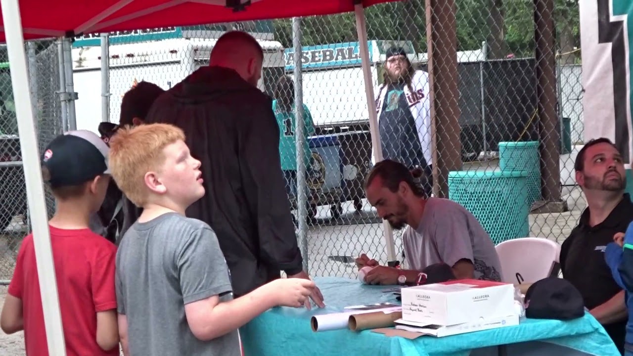 LUKE EDWARDS SIGNING AUTOGRAPHS!! - YouTube