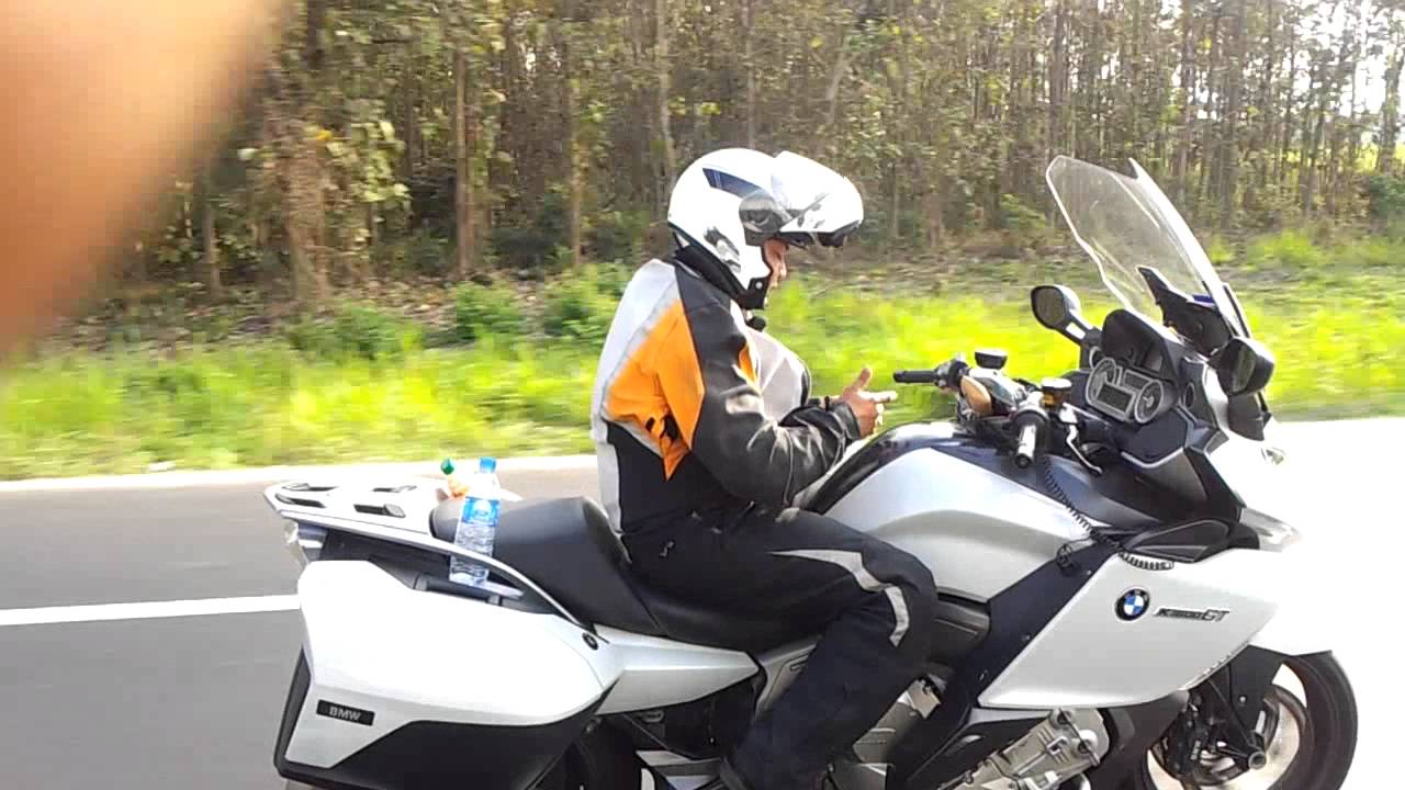 BMW K1600GT How To make a cigarettes when you riding - YouTube