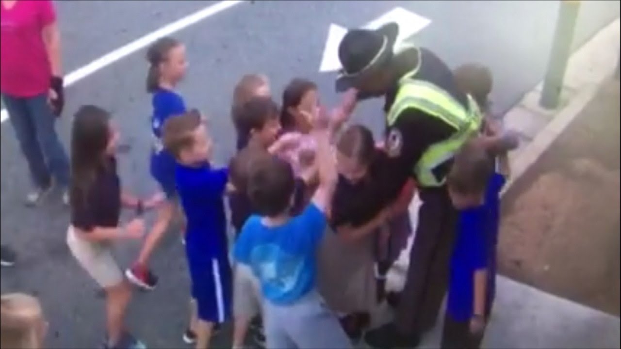 Watch 2nd Grade Students Hug Security Officer Goodbye on Last Day of ...
